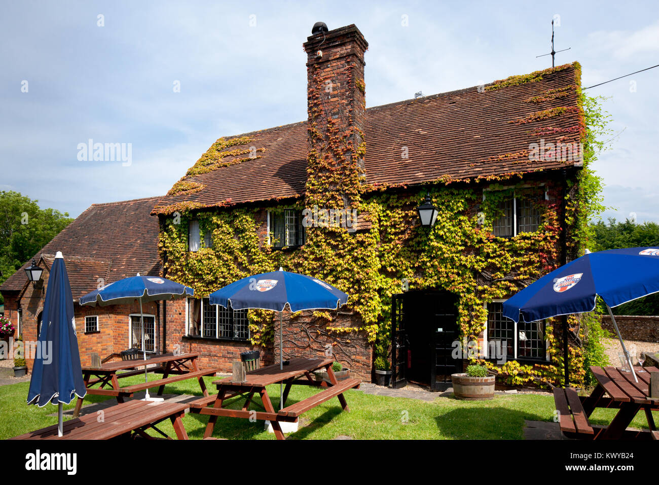 Crown pub penn hi-res stock photography and images - Alamy