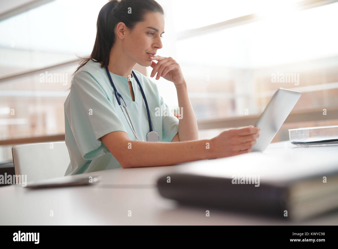 Nurse working on laptop computer Stock Photo - Alamy