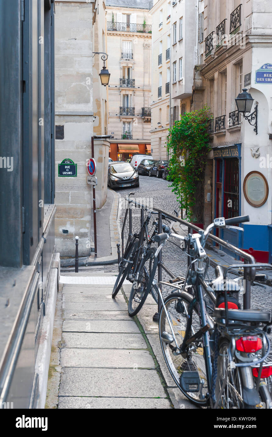 Cycling paris hi-res stock photography and images - Alamy