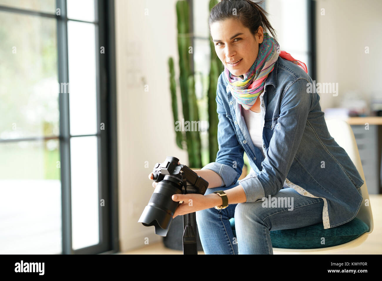 Photographer checking photo shots on camera screen Stock Photo - Alamy