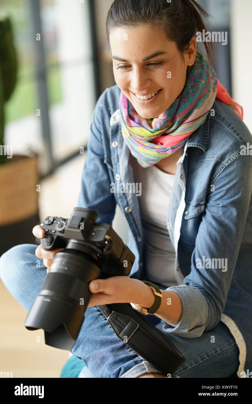 Photographer checking photo shots on camera screen Stock Photo - Alamy