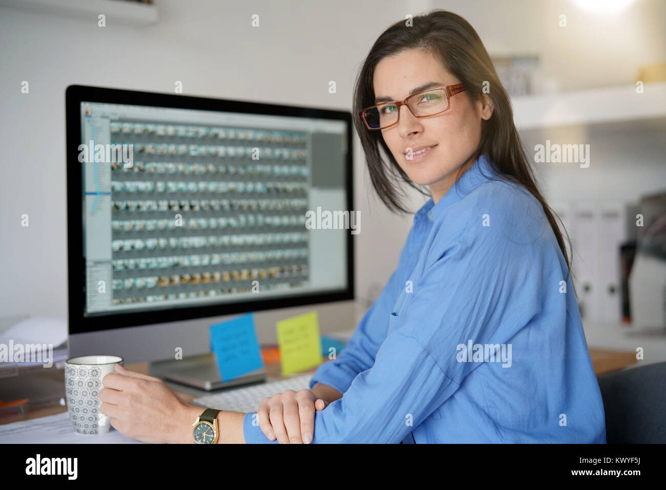 Woman in office working on desktop computer Stock Photo - Alamy