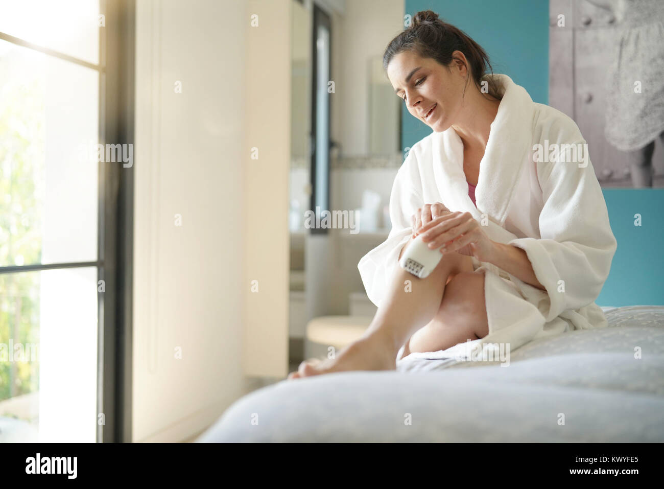 Electric shaving legs hi-res stock photography and images - Alamy