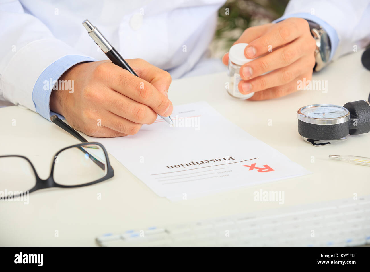 Doctor writing on clipboard desk hi-res stock photography and images ...