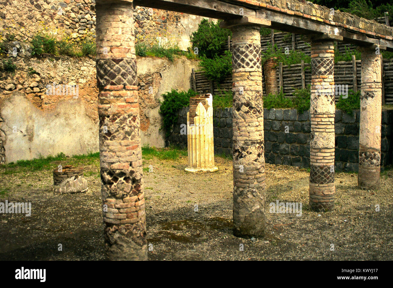 Pillars of ruined building Pompeii Stock Photo - Alamy