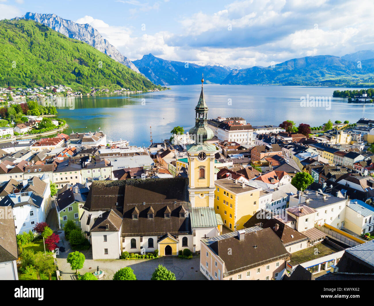 Pfarrkirche catholic parish church in Gmunden city centre and Traunsee ...