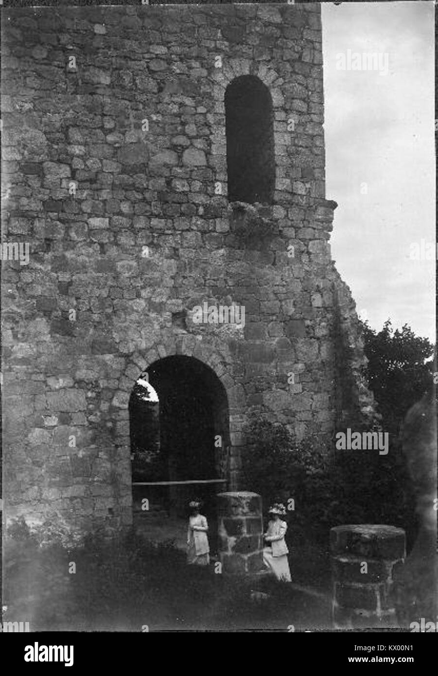 Ruin ruins foundations Black and White Stock Photos & Images - Alamy