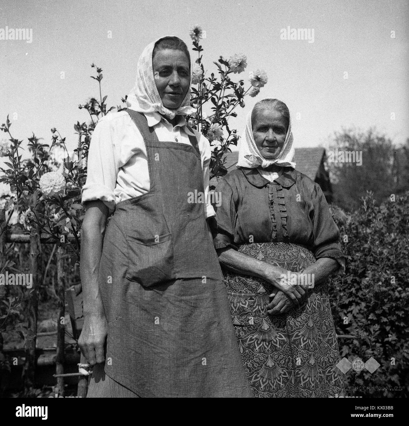 European family mother daughter Black and White Stock Photos & Images ...