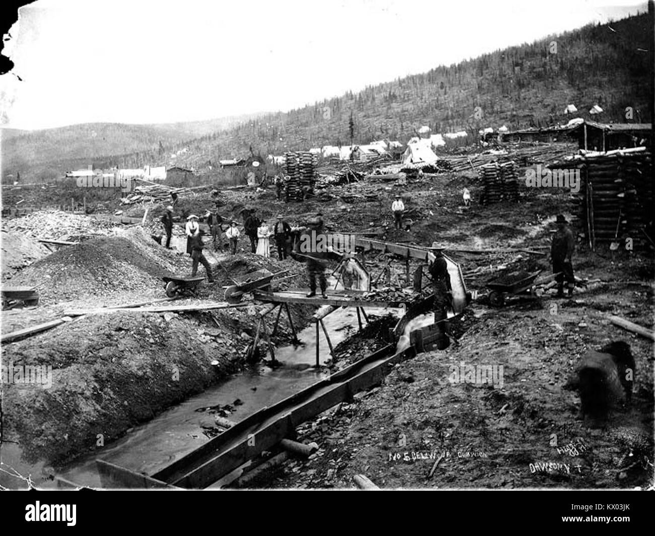 Yukon gold rush 1898 Black and White Stock Photos & Images - Alamy