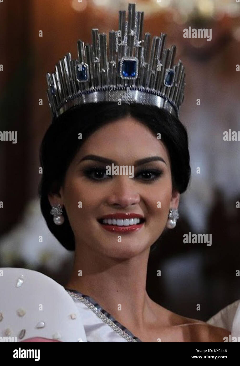Miss Universe 2015 Pia Wurtzbach waves to the press outside Malacañang ...