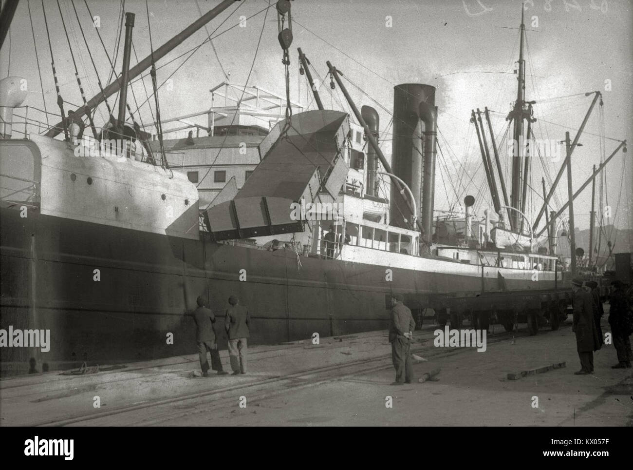 Loading activities on cargo hi-res stock photography and images - Alamy