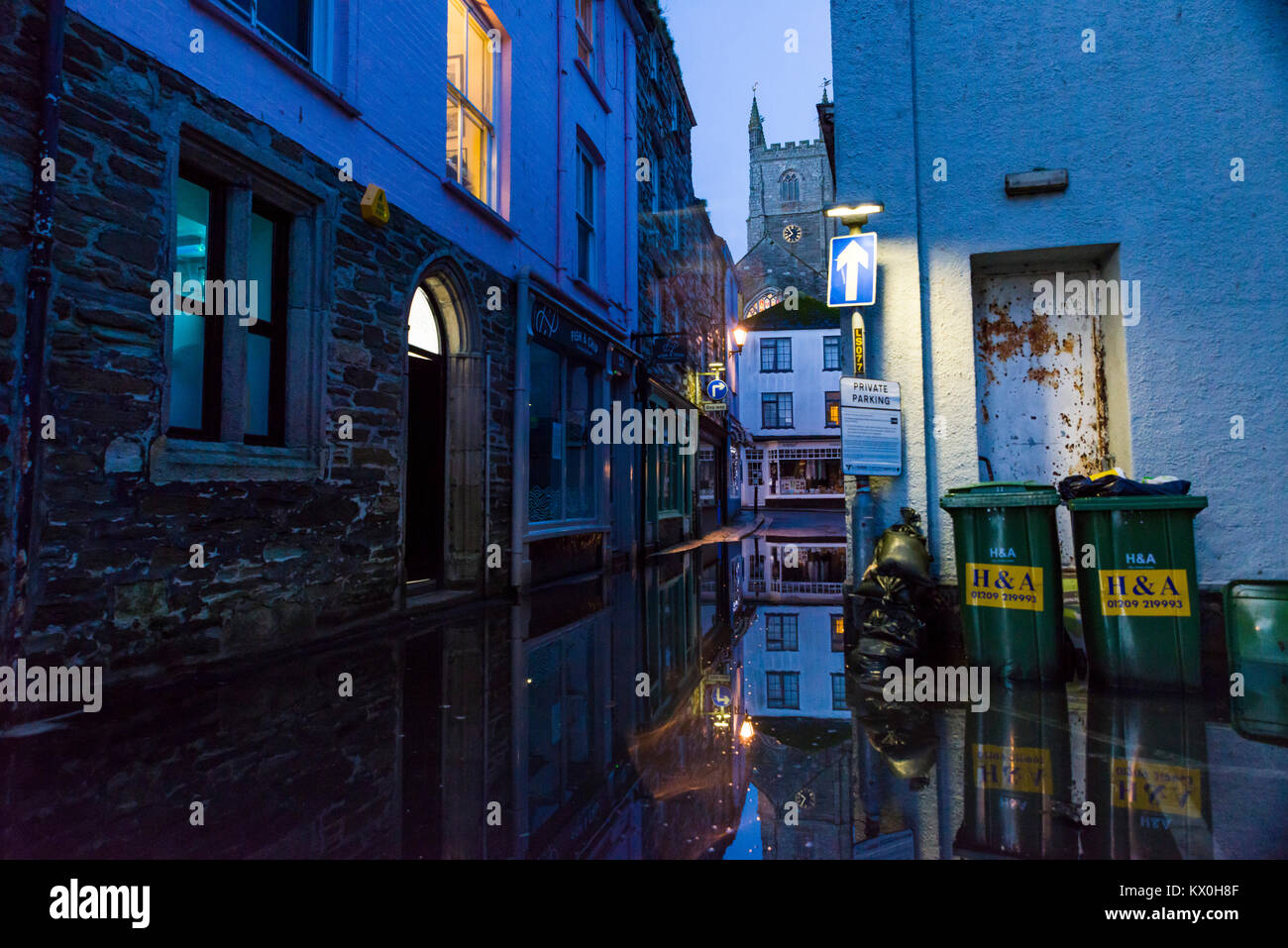 UK Weather & Seasons: Fowey Harbour Qauy begins to flood at the break ...