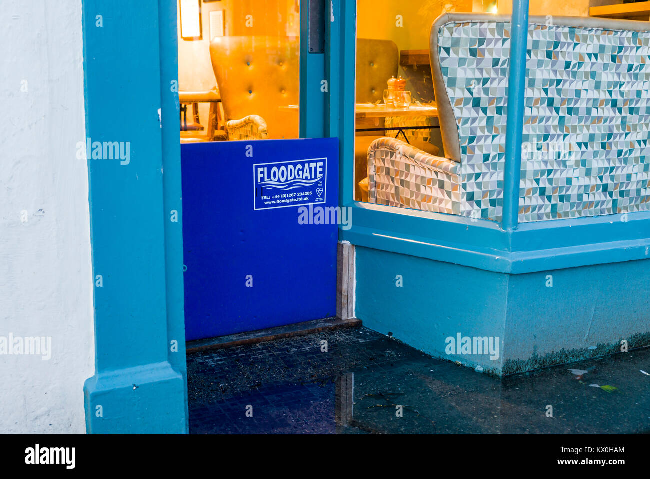 UK Weather & Seasons: Fowey Harbour Qauy begins to flood at the break ...