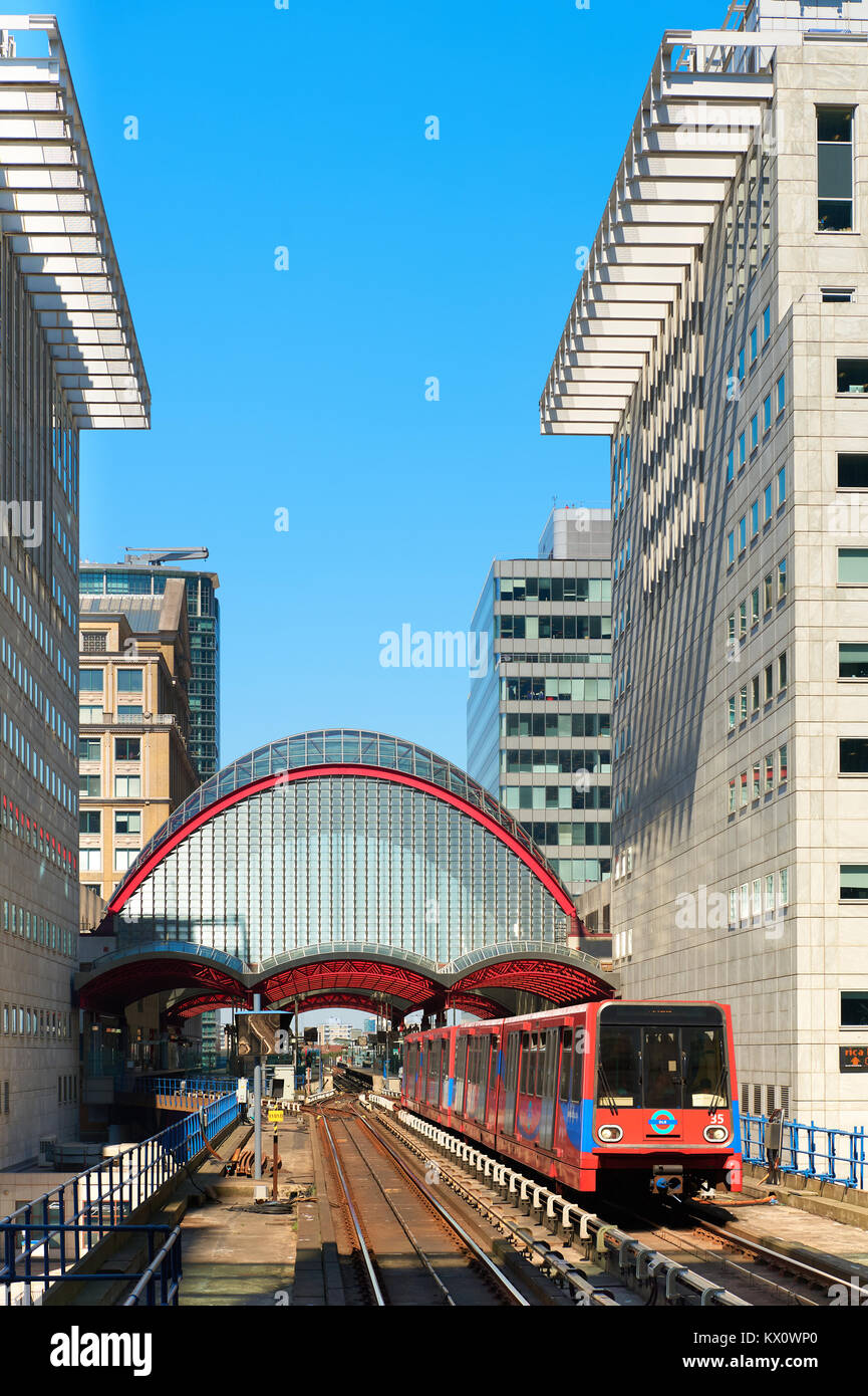 Canary wharf dlr station hi-res stock photography and images - Alamy