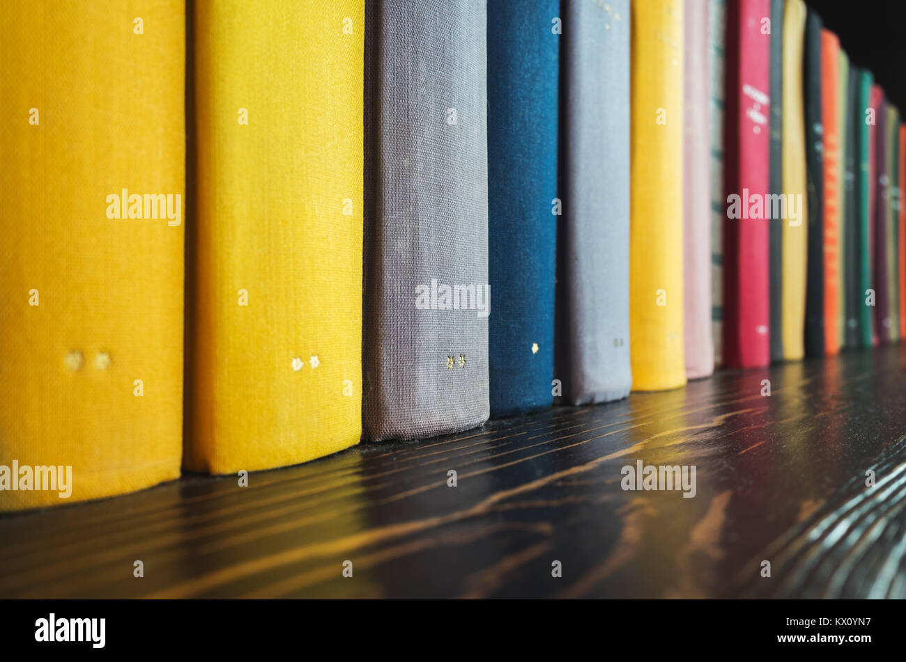 Row of books on shelf hi-res stock photography and images - Alamy