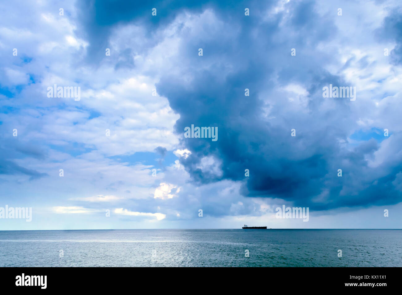Ship over the horizon hi-res stock photography and images - Alamy