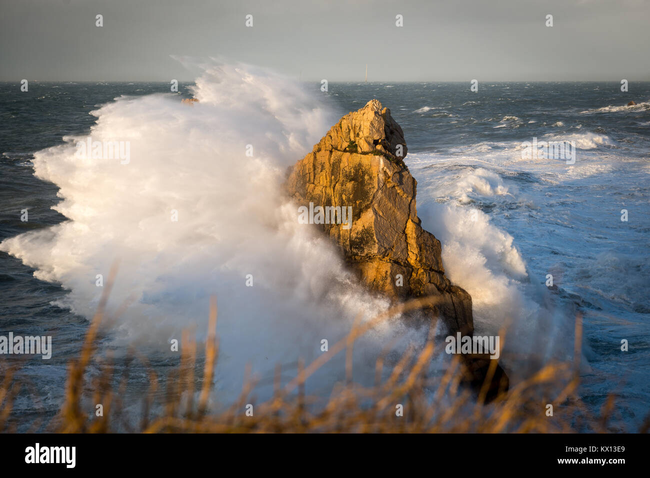 Wave hitting hi-res stock photography and images - Alamy
