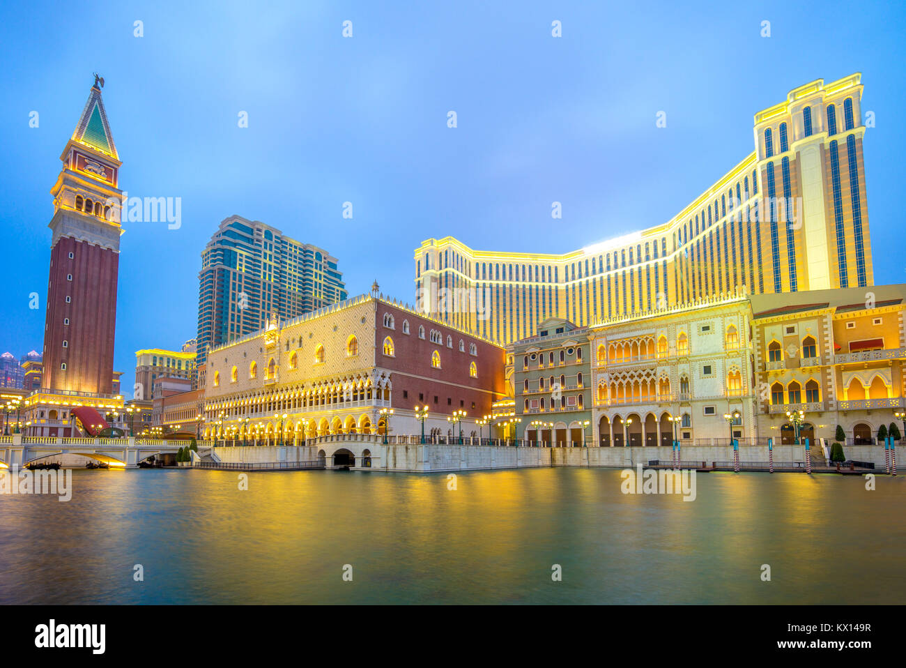 Waterfront resort hotel hi-res stock photography and images - Alamy