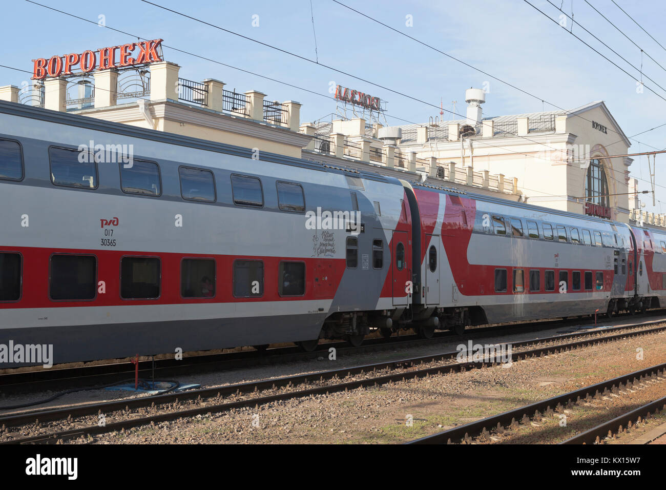Two storey train hi-res stock photography and images - Alamy