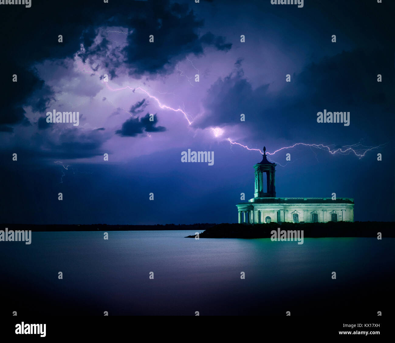 Lightning over water hi-res stock photography and images - Alamy