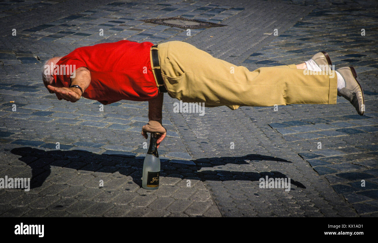 Performers posture hi-res stock photography and images - Alamy