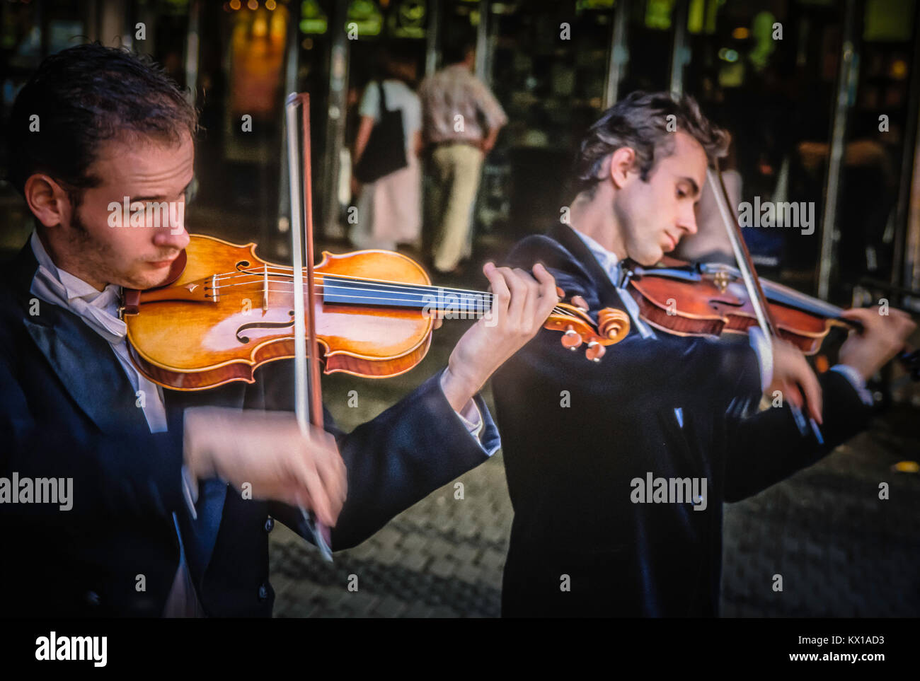 Buskers violin hi-res stock photography and images - Alamy
