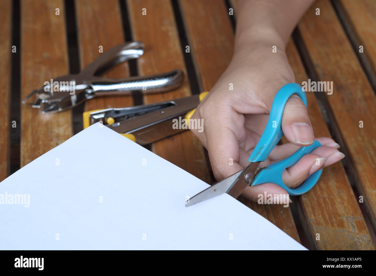 Kids cutting paper hi-res stock photography and images - Alamy