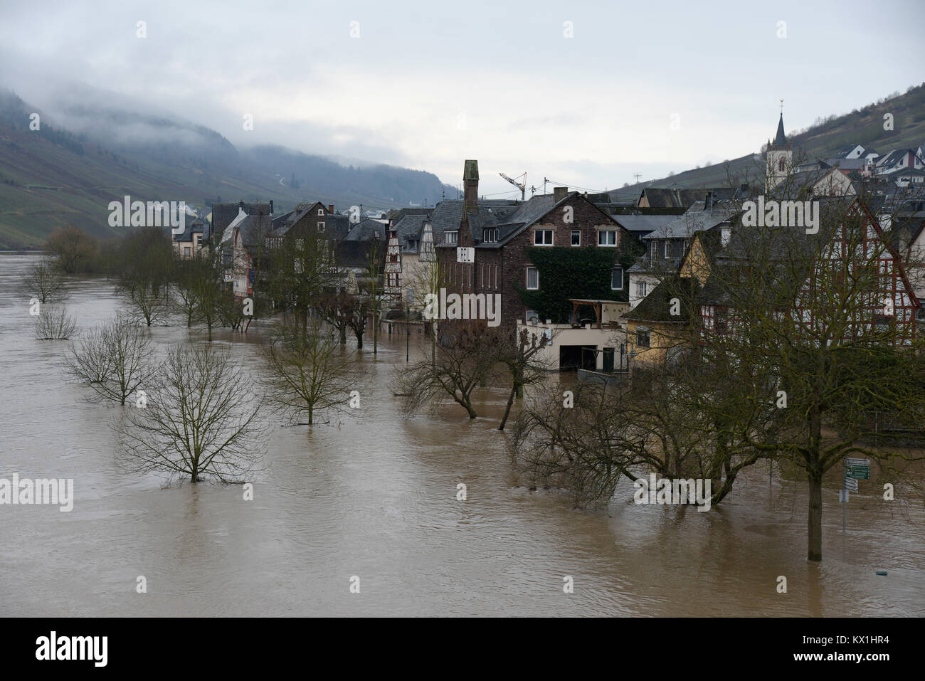 Reil, Germany. 6th Jan, 2018. The quayside road is submerged in ...