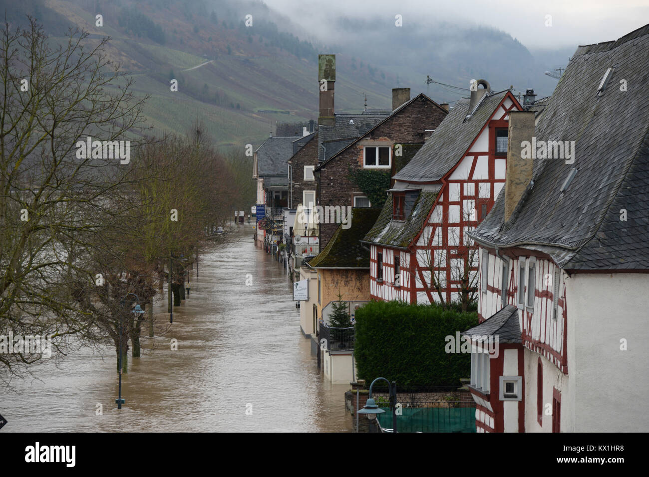 Reil, Germany. 6th Jan, 2018. The quayside road is submerged in ...