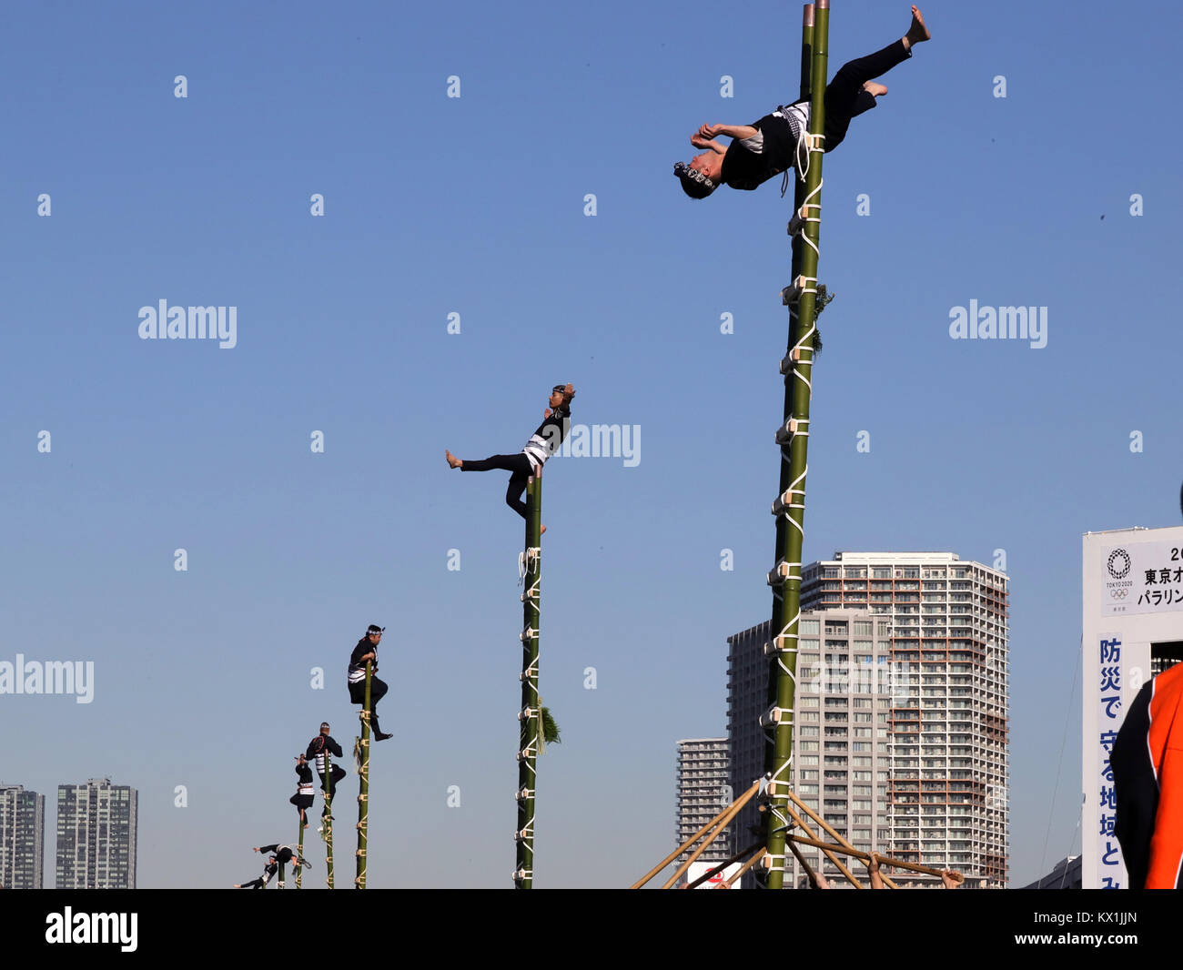 Edo firefighter stunts japan hi-res stock photography and images - Alamy