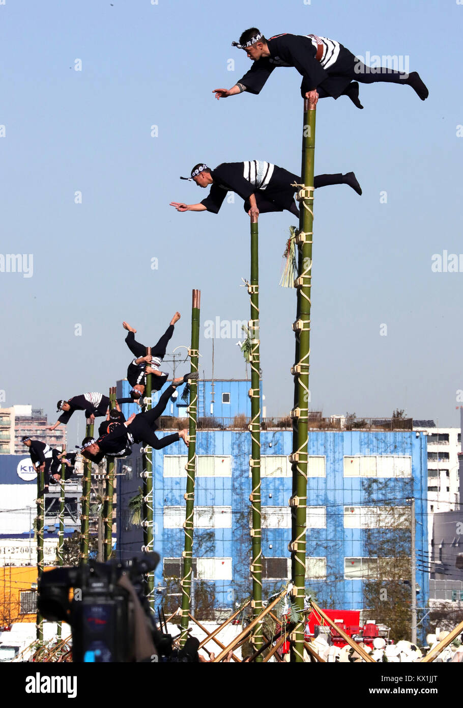 Edo firefighter stunts japan hi-res stock photography and images - Alamy