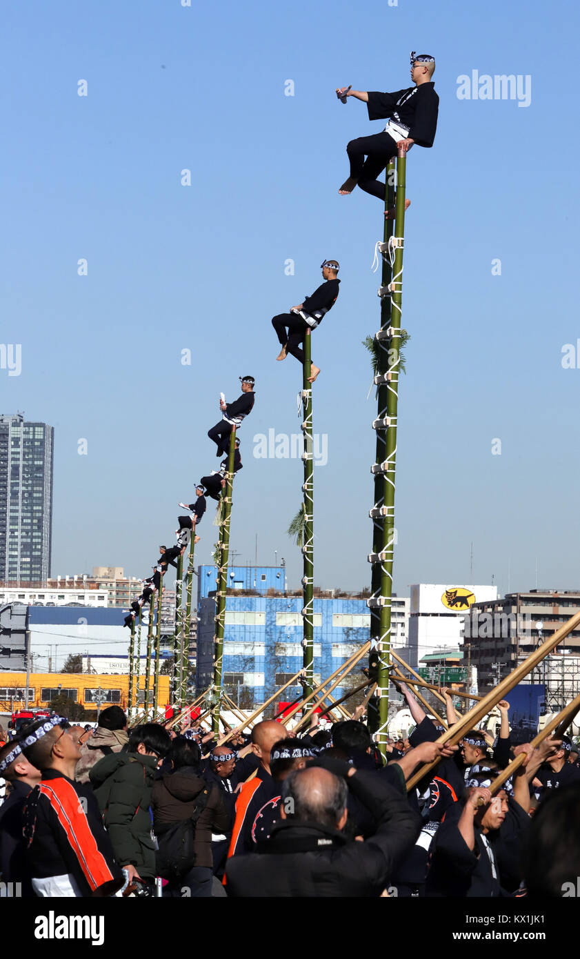 Edo firefighter stunts japan hi-res stock photography and images - Alamy