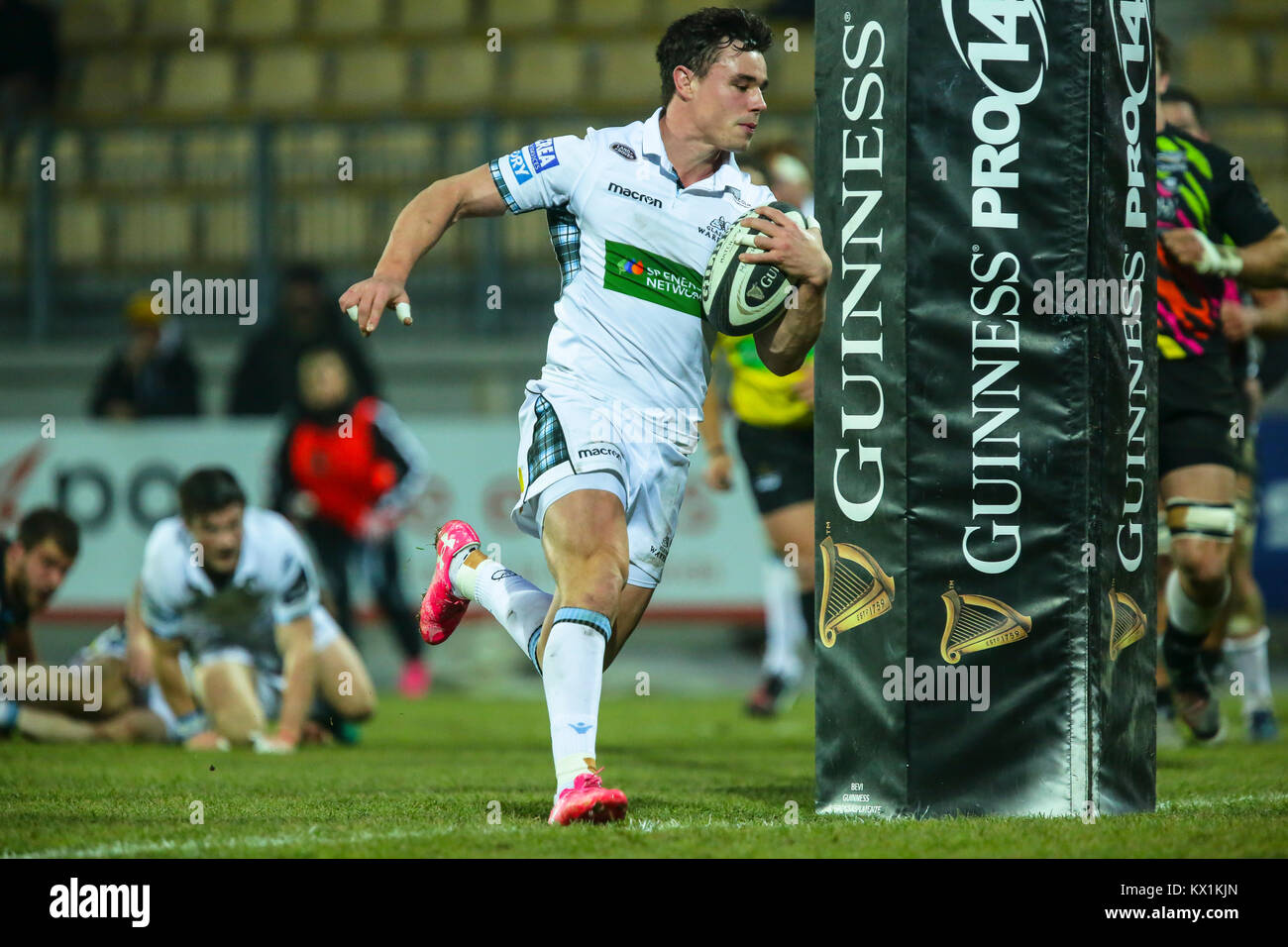 Parma, Italy. 06th January 2018. Warriors' wing Lee Jones scores a try ...