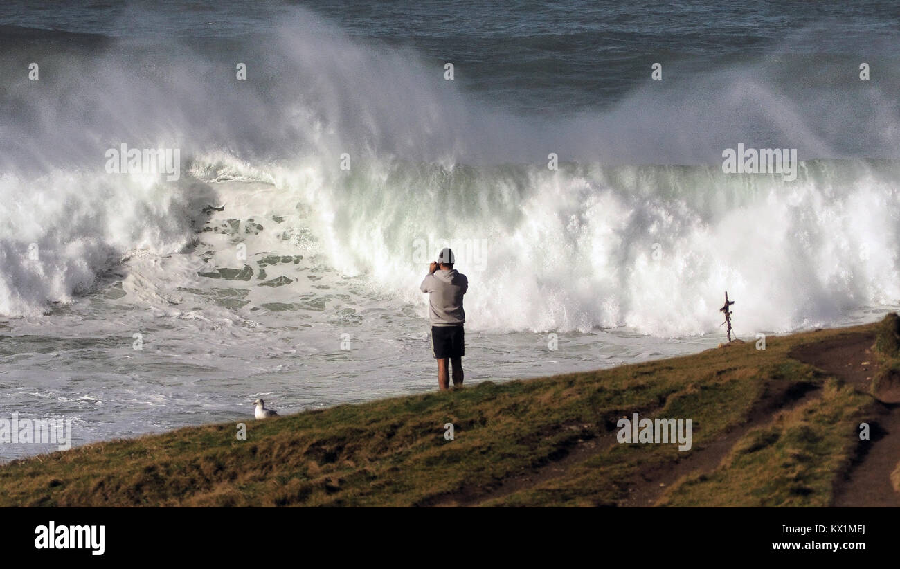 Fistral Beach, Newquay, UK. 6th Jan, 2018. UK Weather. Sunlit the ...