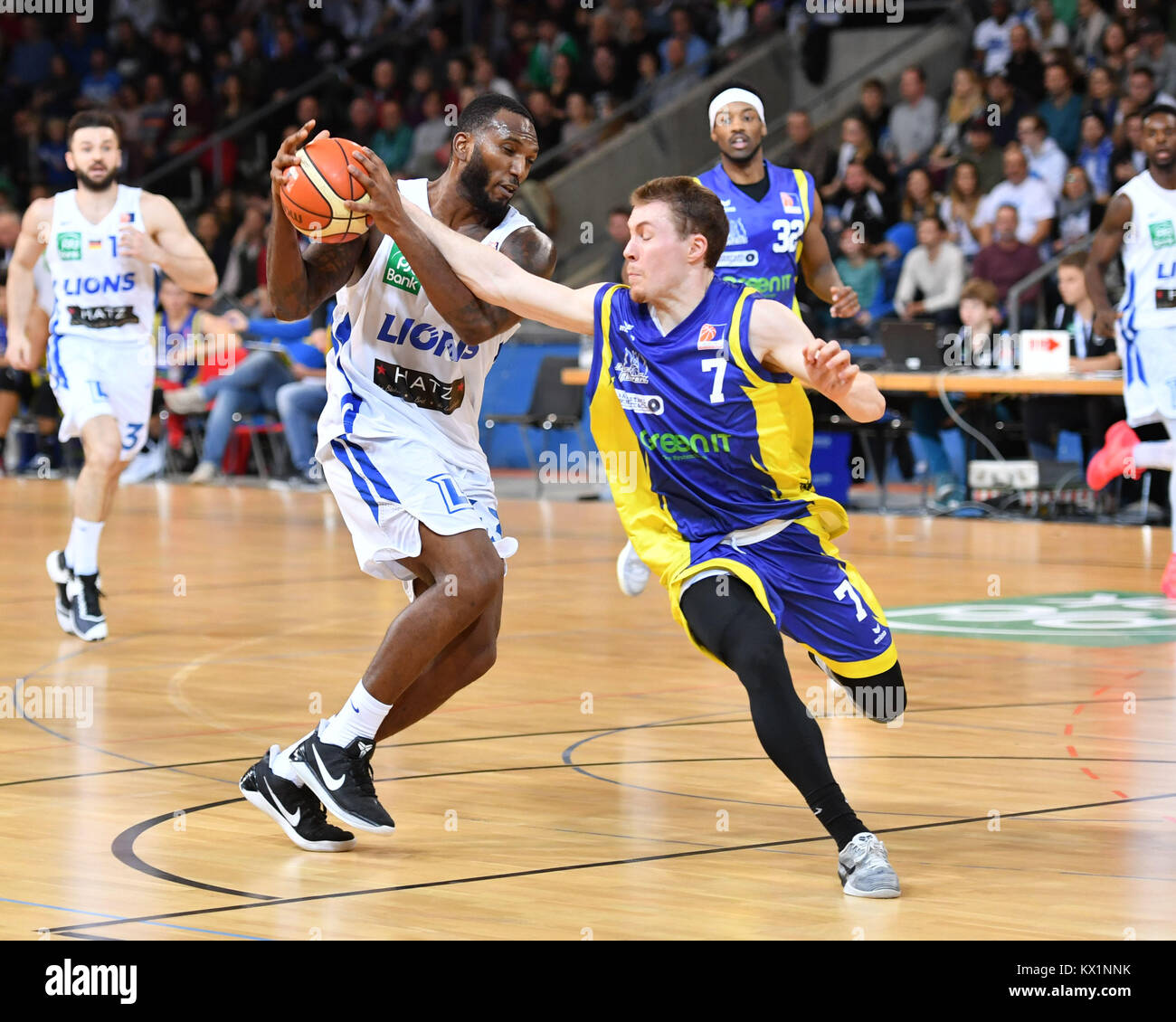 Karlsruhe, Deutschland. 06th Jan, 2018. am Ball Cyrus Lamont Tate (PS ...