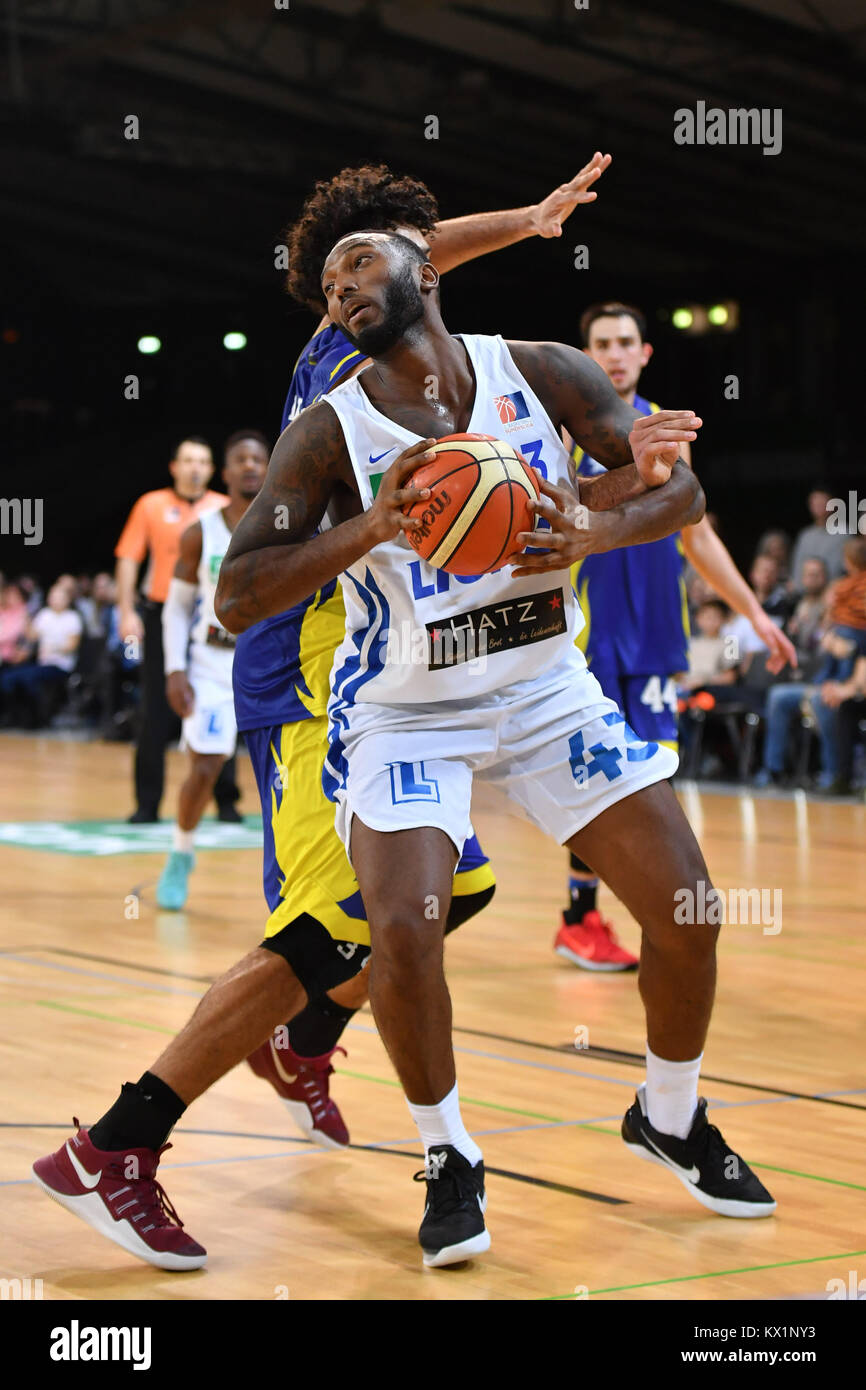 Karlsruhe, Deutschland. 06th Jan, 2018. am Ball Cyrus Lamont Tate (PS ...