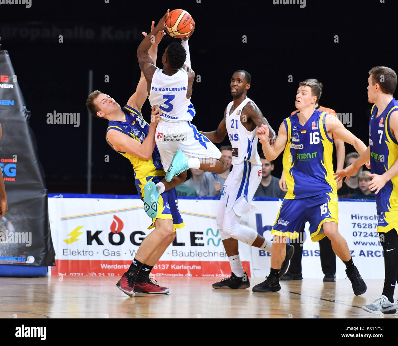 Karlsruhe, Deutschland. 06th Jan, 2018. vl Joans Grof (Phoenix Hagen ...