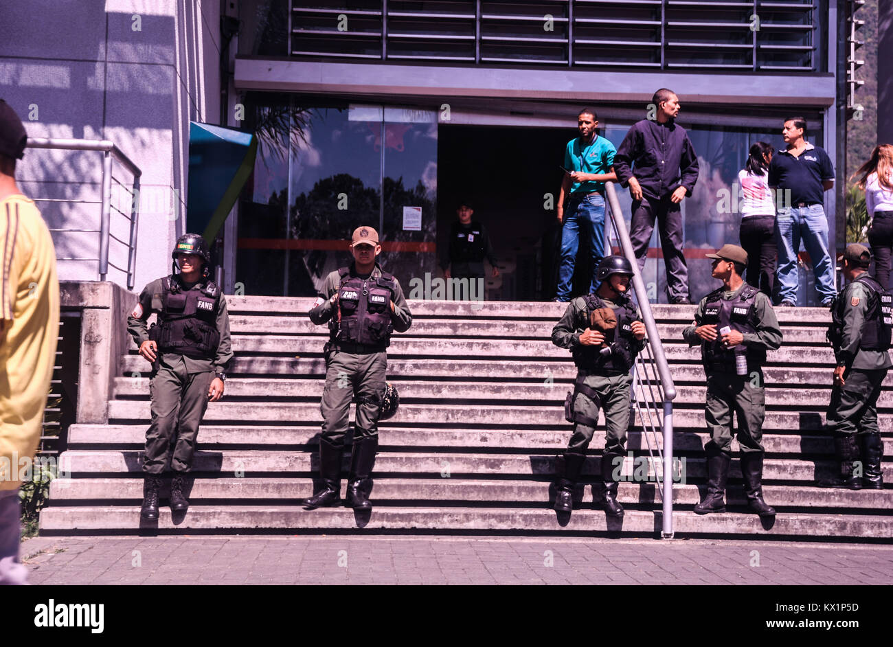 Venezuela. 6th Jan, 2018. Police seen guarding a store to maintain ...