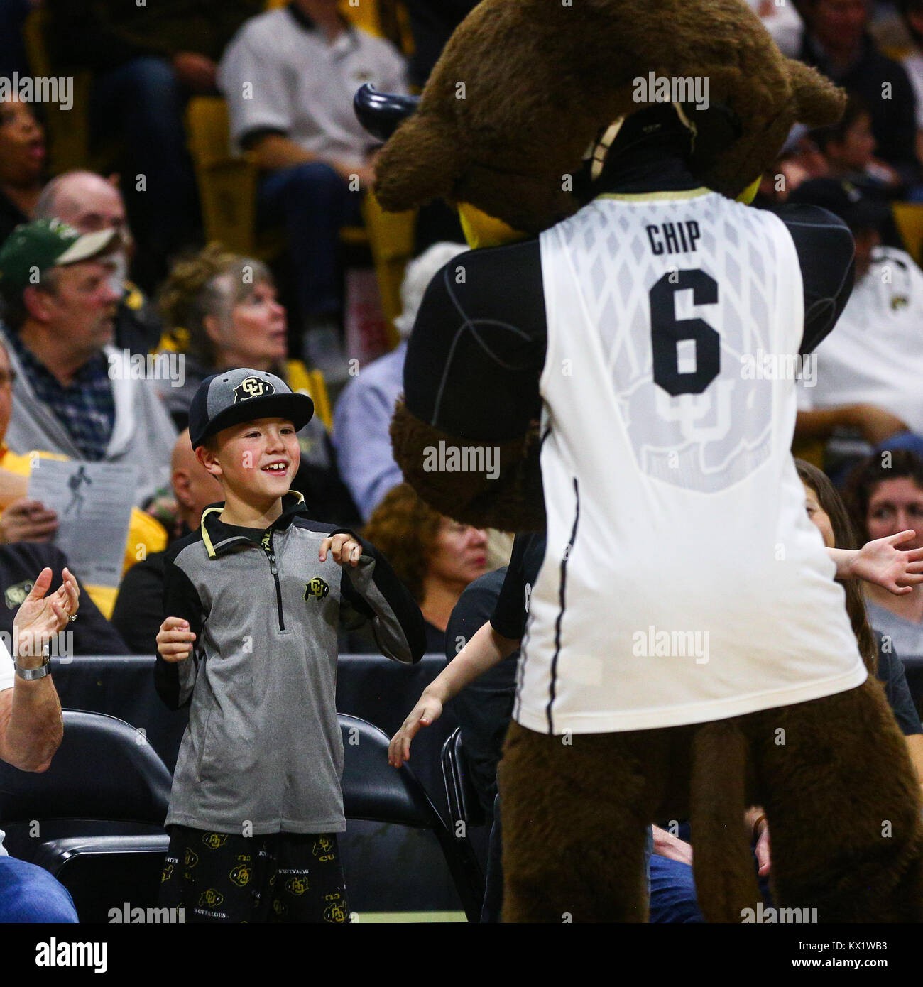Boulder. 6th Jan, 2018. A young Colorado fan gives the Buffalo mascot ...