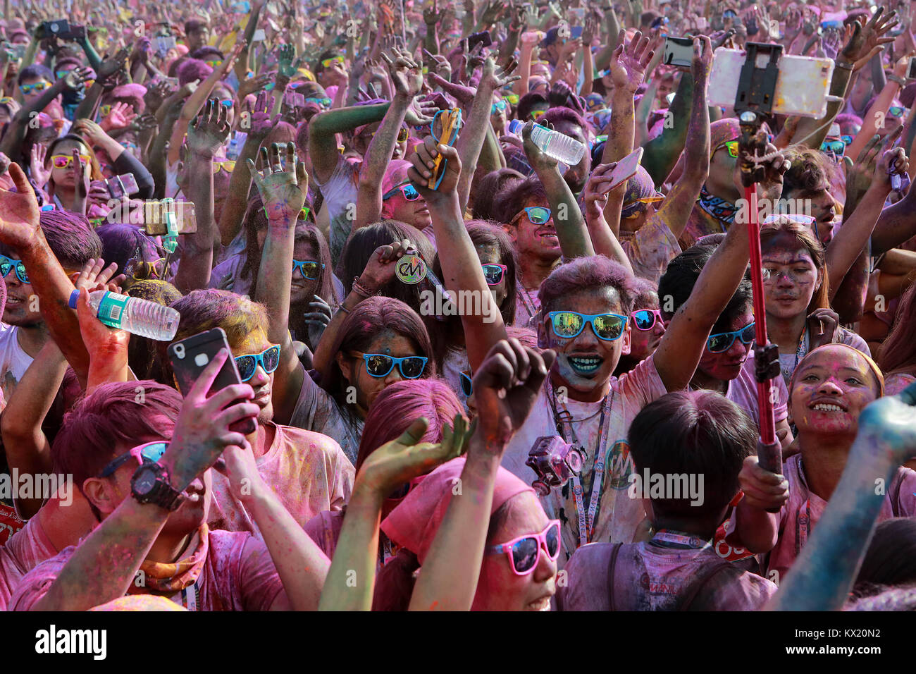 Pasay City, Philippines. 7th Jan, 2018. Runners celebrate during the ...