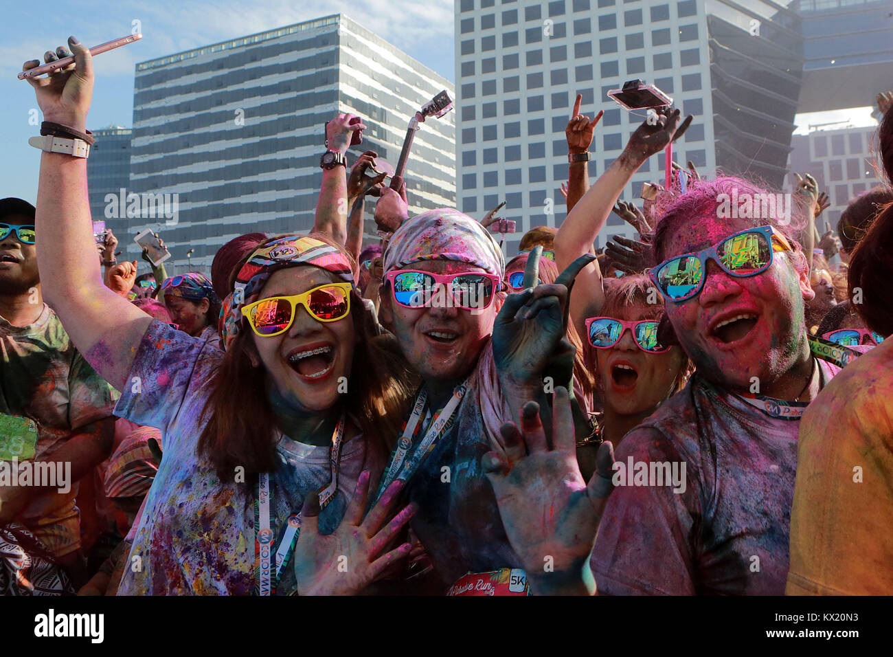 Pasay City, Philippines. 7th Jan, 2018. Runners celebrate during the ...