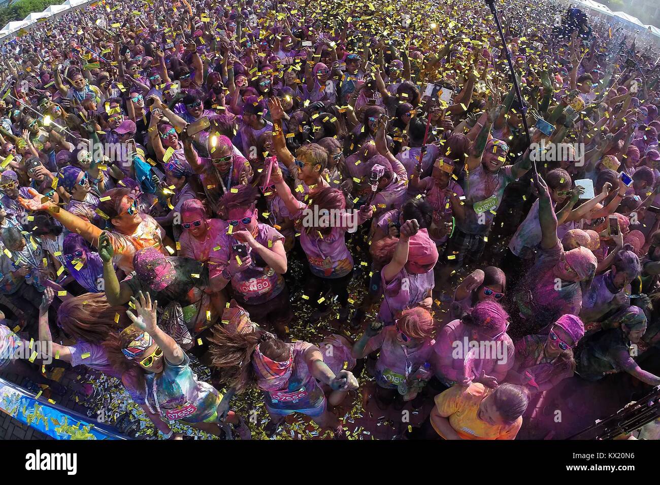 Pasay City, Philippines. 7th Jan, 2018. Confetti rain down on runners ...