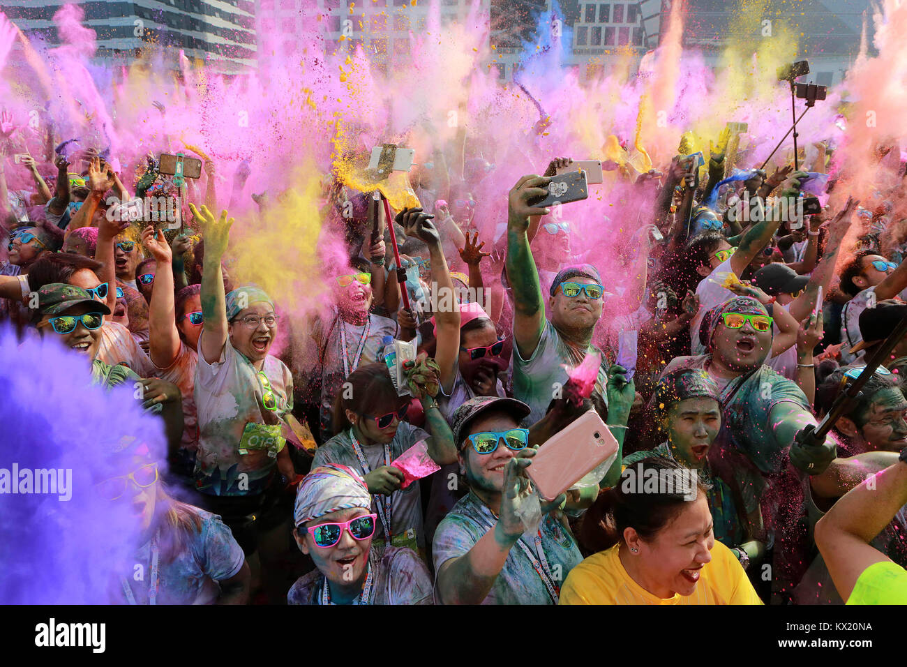 Pasay City, Philippines. 7th Jan, 2018. Runners throw various colored ...