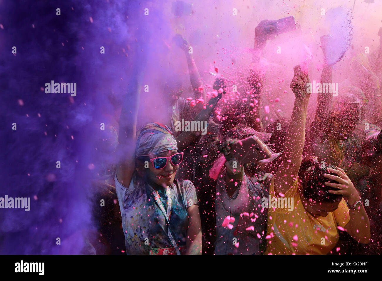 Pasay City, Philippines. 7th Jan, 2018. Runners throw various colored ...