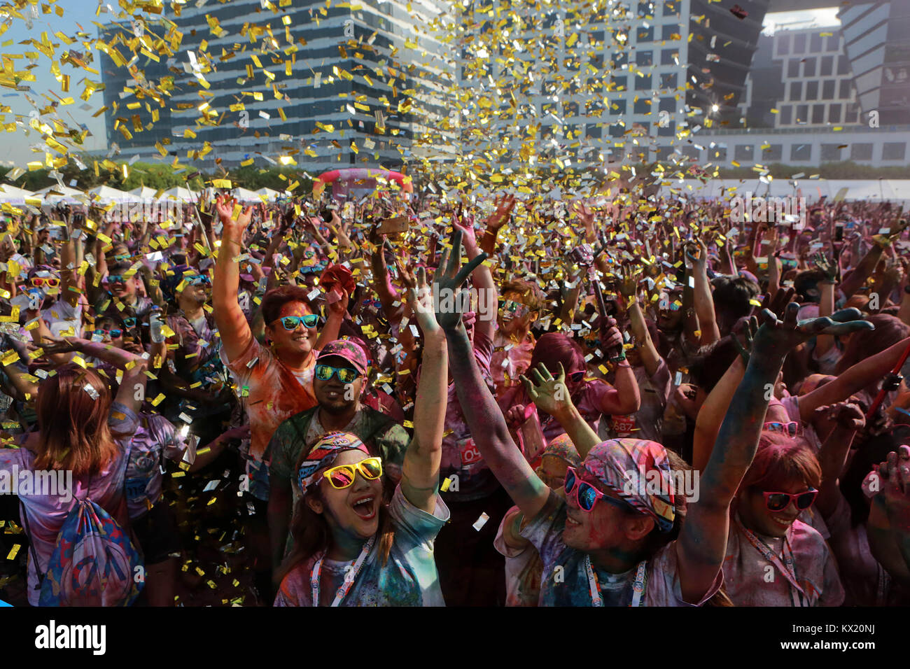Pasay City, Philippines. 7th Jan, 2018. Confetti rain down on runners ...