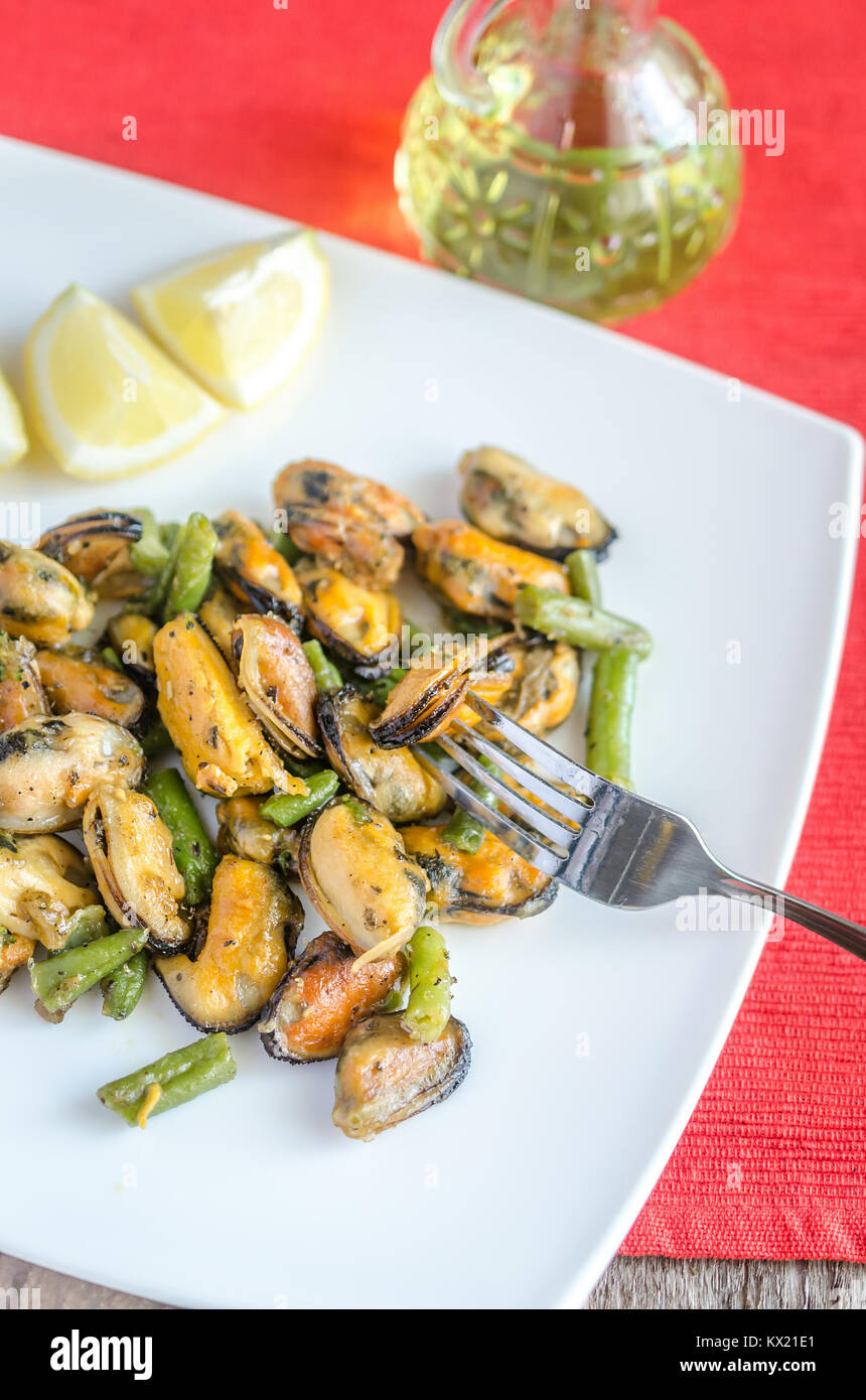 Fried mussels on the pan Stock Photo - Alamy