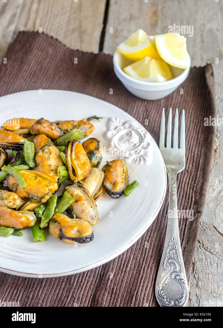 Fried mussels on the pan Stock Photo - Alamy