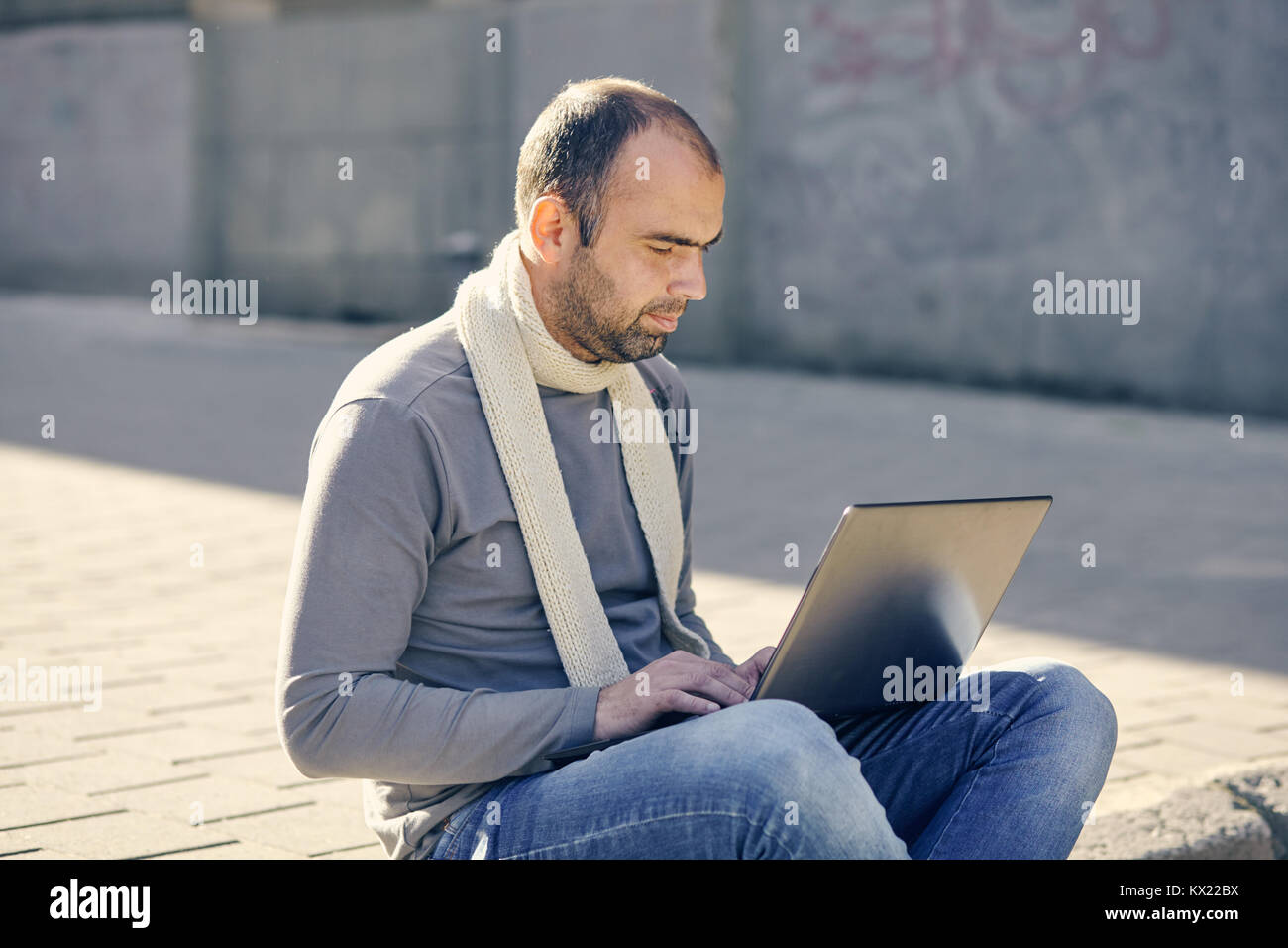 man with the laptop computer outdoors Stock Photo - Alamy