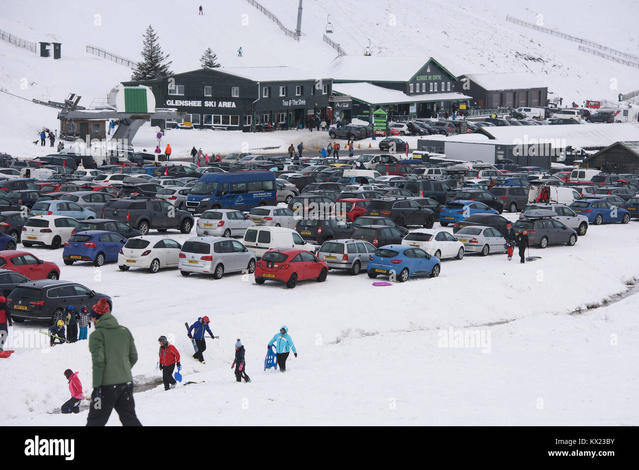 People enjoy the snow at the Glenshee Ski Centre, Scotland Stock Photo ...