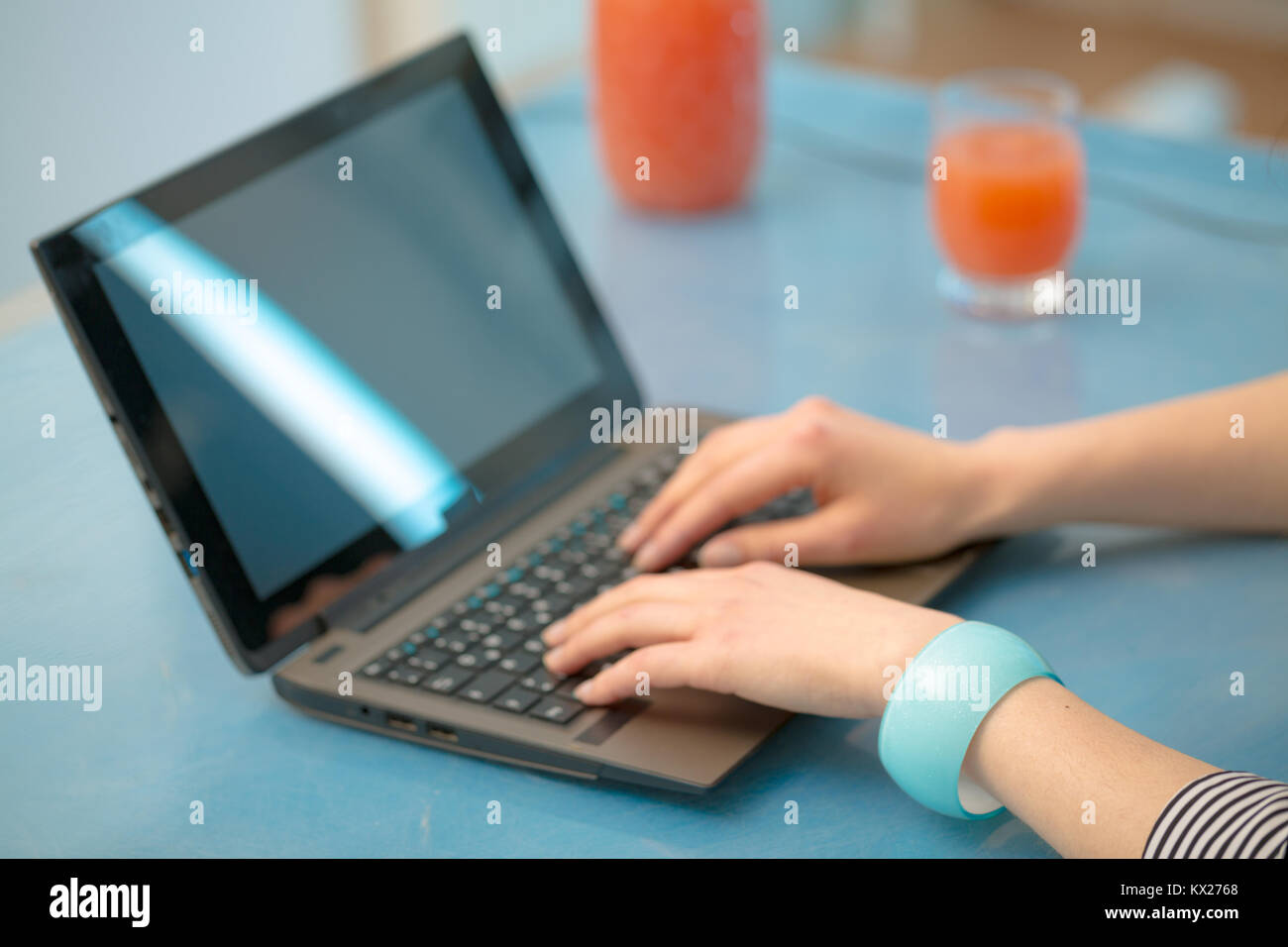 Hands girl working on laptop Stock Photo - Alamy